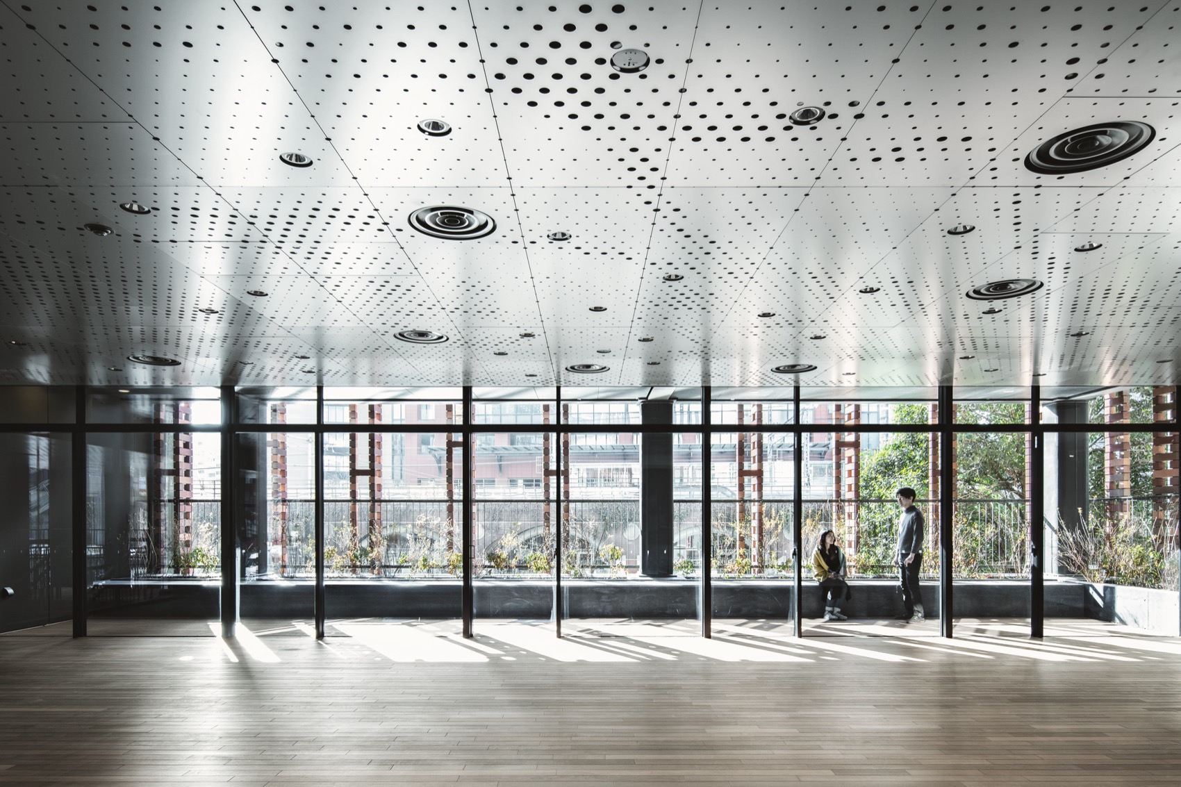 Chiyoda City Mansei-bashi Branch Office/Citizen Hall by Nikken Sekkei ...