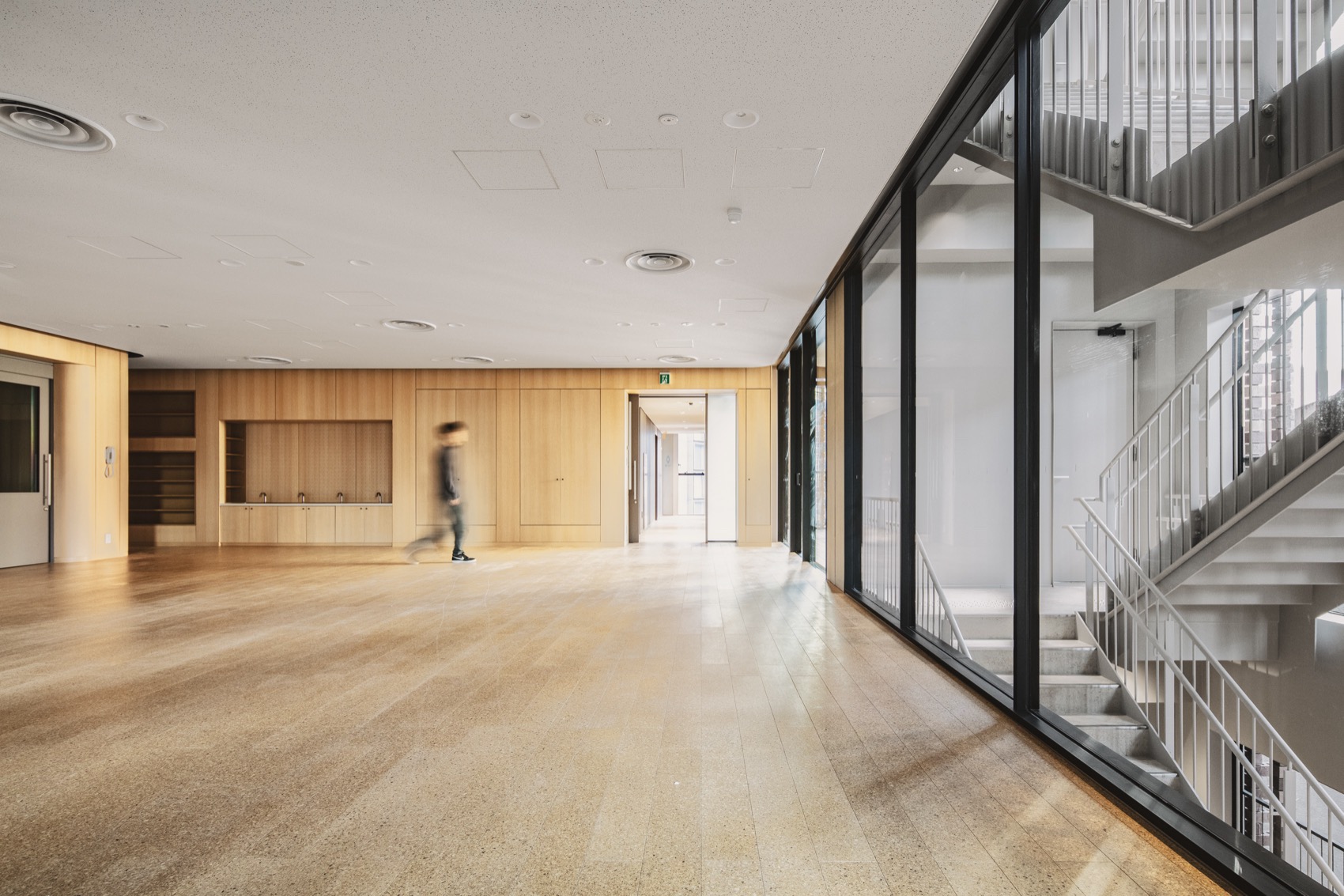 Chiyoda City Mansei-bashi Branch Office/Citizen Hall by Nikken Sekkei ...