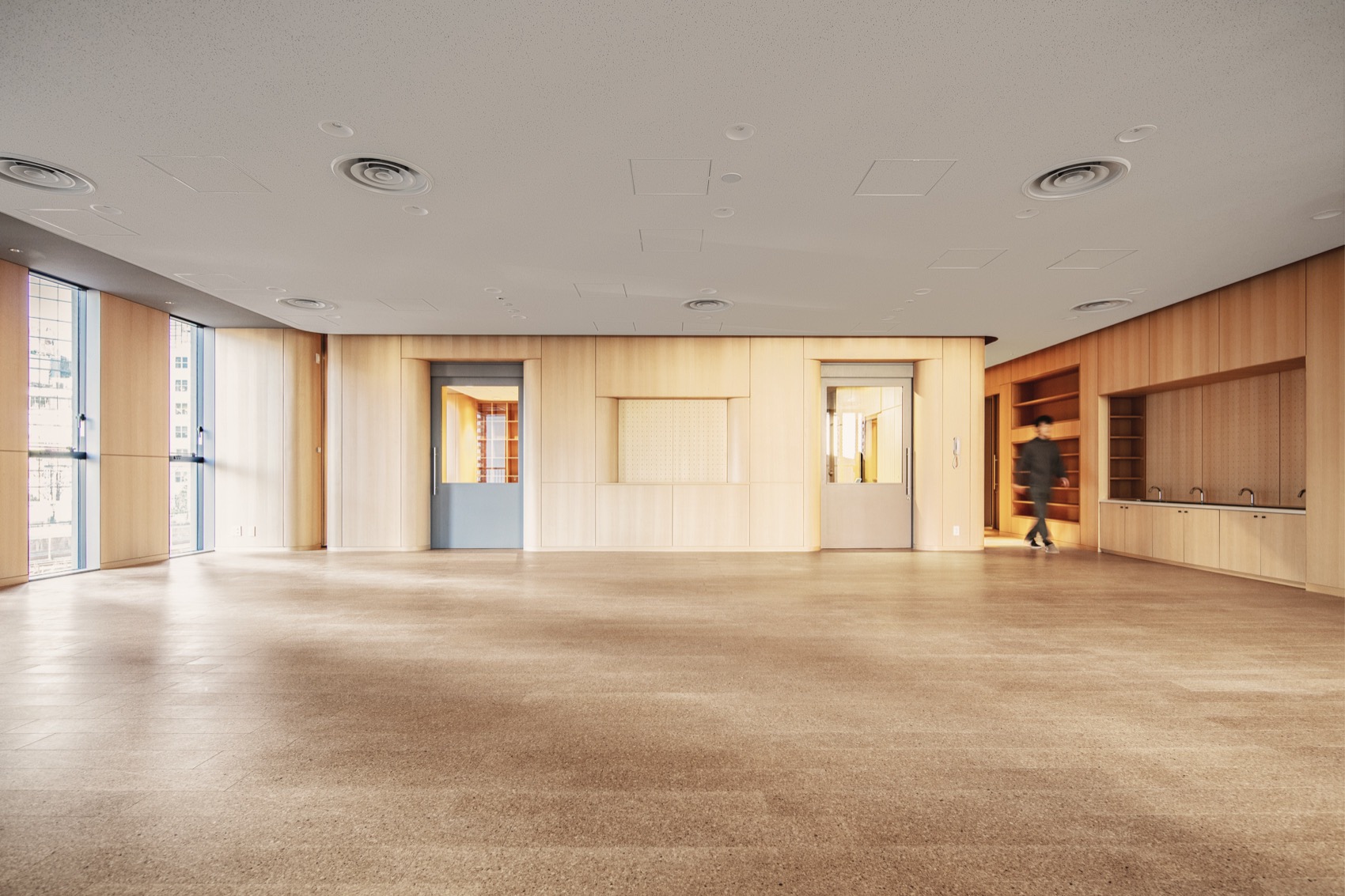 Chiyoda City Mansei-bashi Branch Office/Citizen Hall by Nikken Sekkei ...