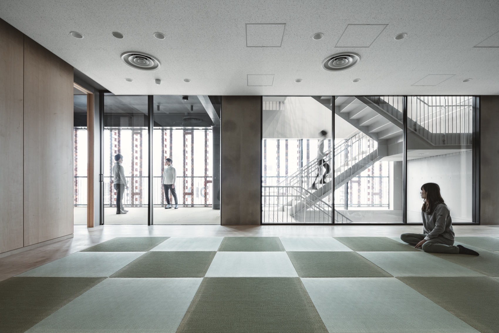 Chiyoda City Mansei-bashi Branch Office/Citizen Hall by Nikken Sekkei ...