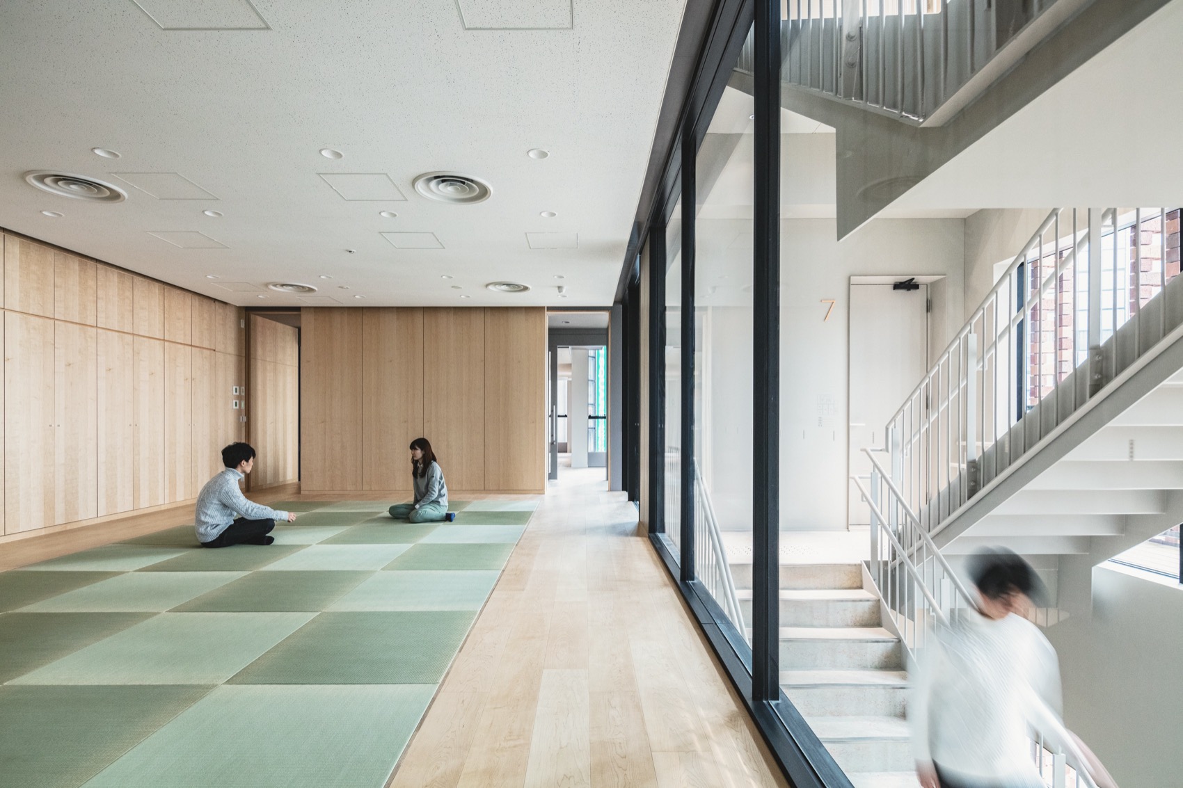 Chiyoda City Mansei-bashi Branch Office/Citizen Hall by Nikken Sekkei ...