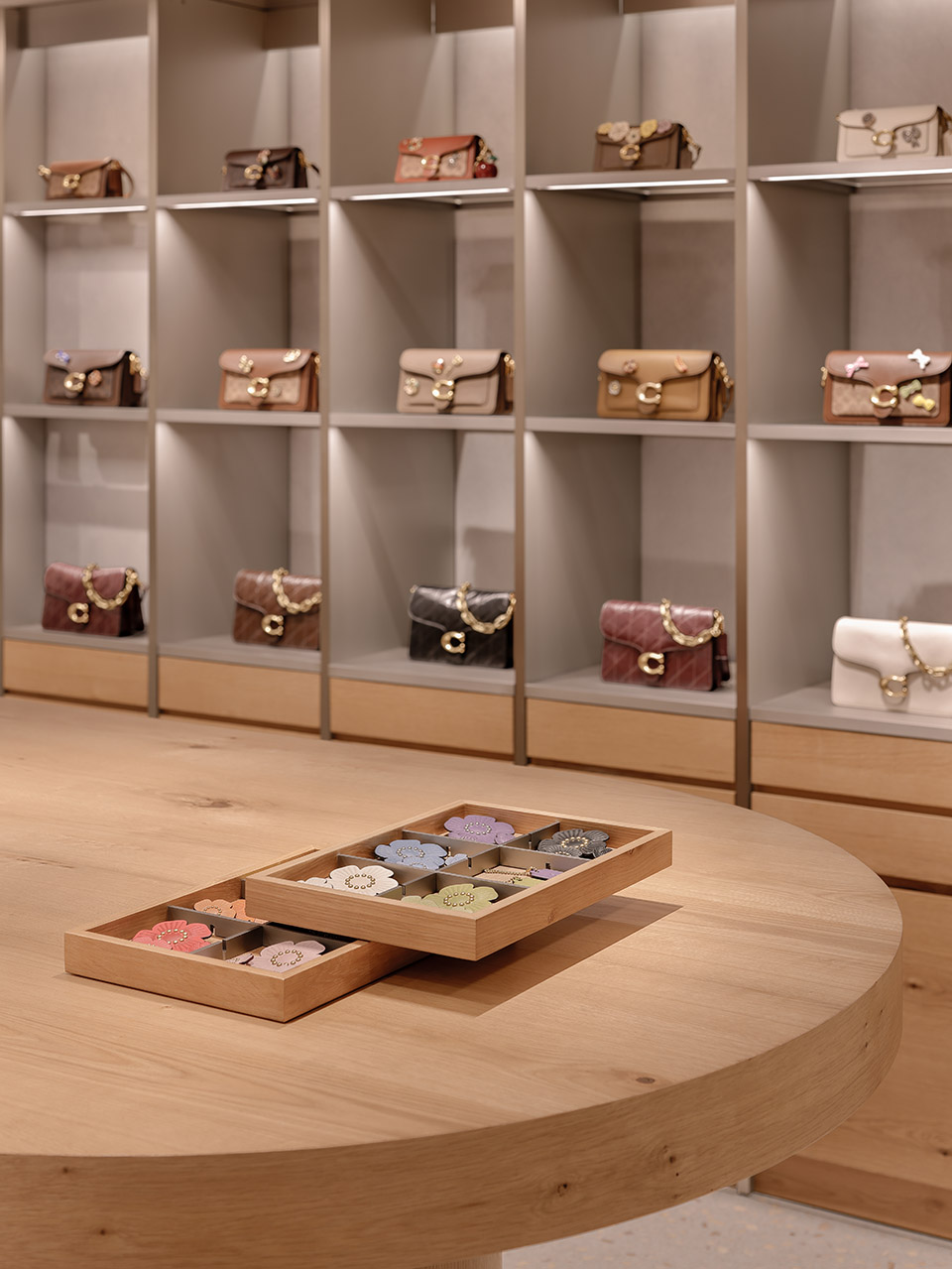 Coach Ginza Flagship by CURIOSITY - 谷德设计网