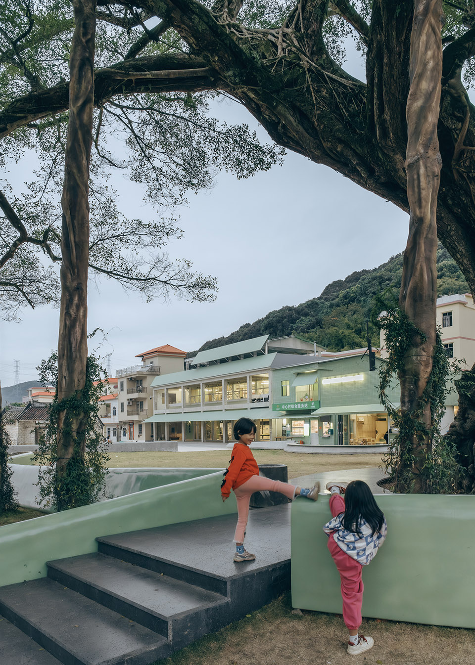 Ancient Banyan Plaza Renovation by Atelier XÜK - 谷德设计网