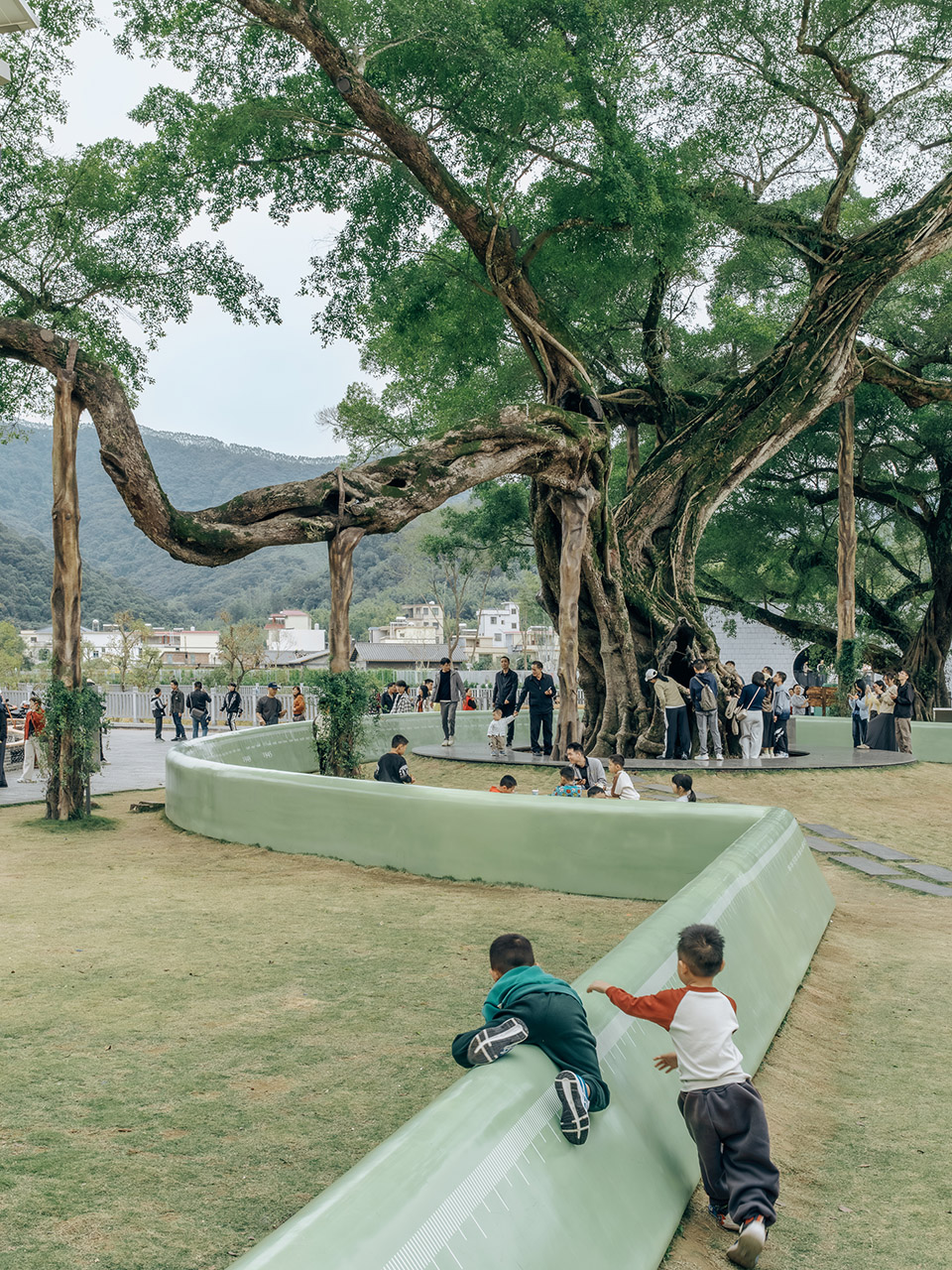 Ancient Banyan Plaza Renovation by Atelier XÜK - 谷德设计网