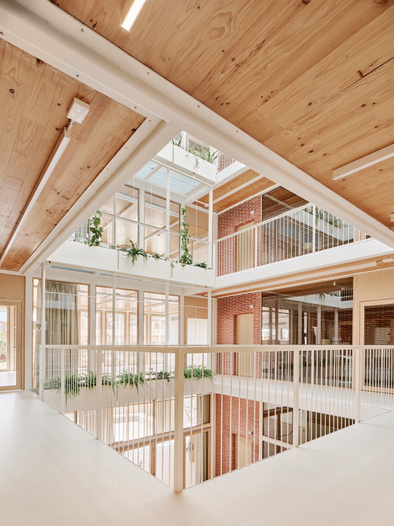 SANTS SOCIAL CENTRE by Laos Arquitectura + Mercè Zazurca Codolà + César ...