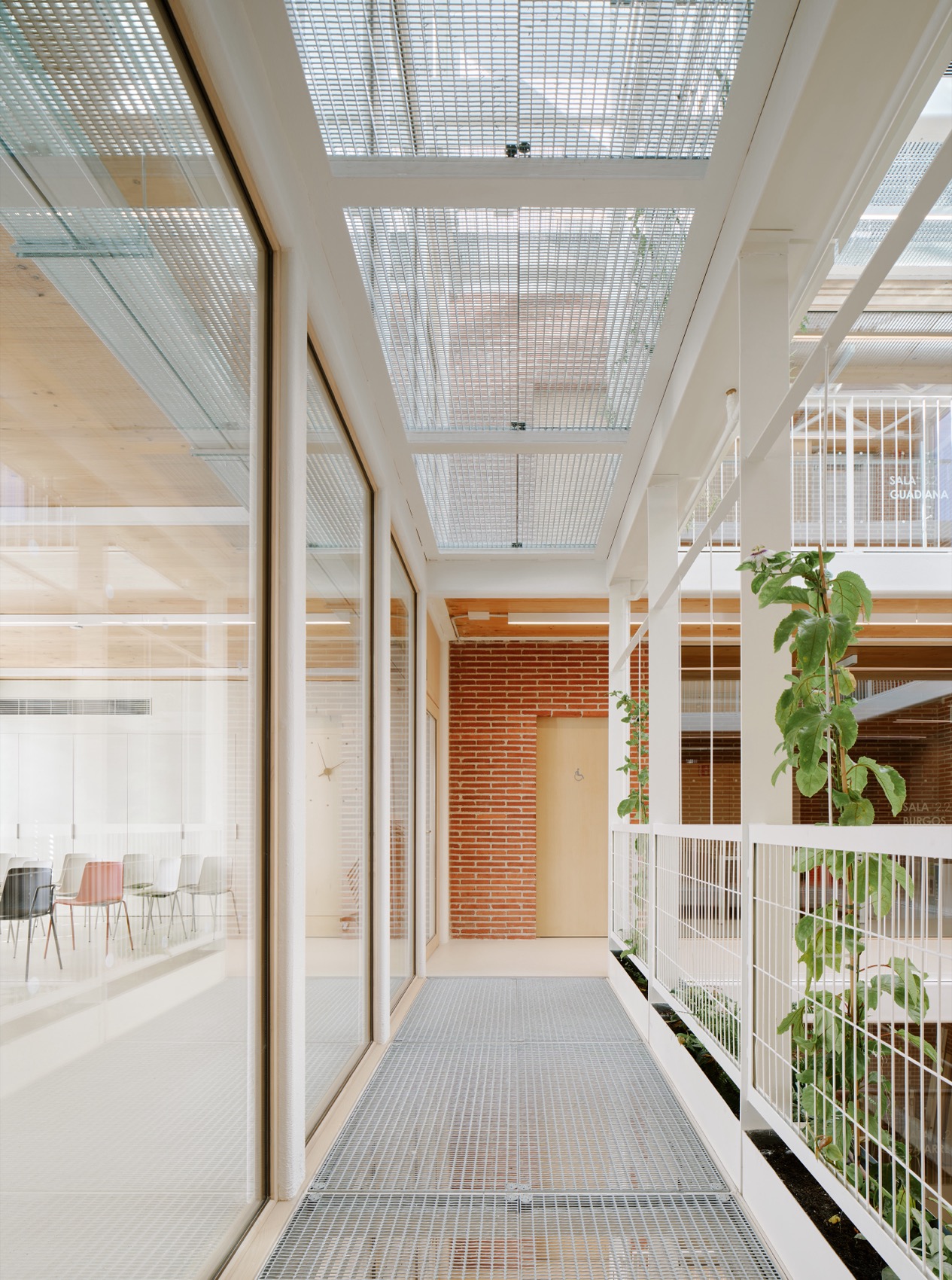 SANTS SOCIAL CENTRE by Laos Arquitectura + Mercè Zazurca Codolà + César ...