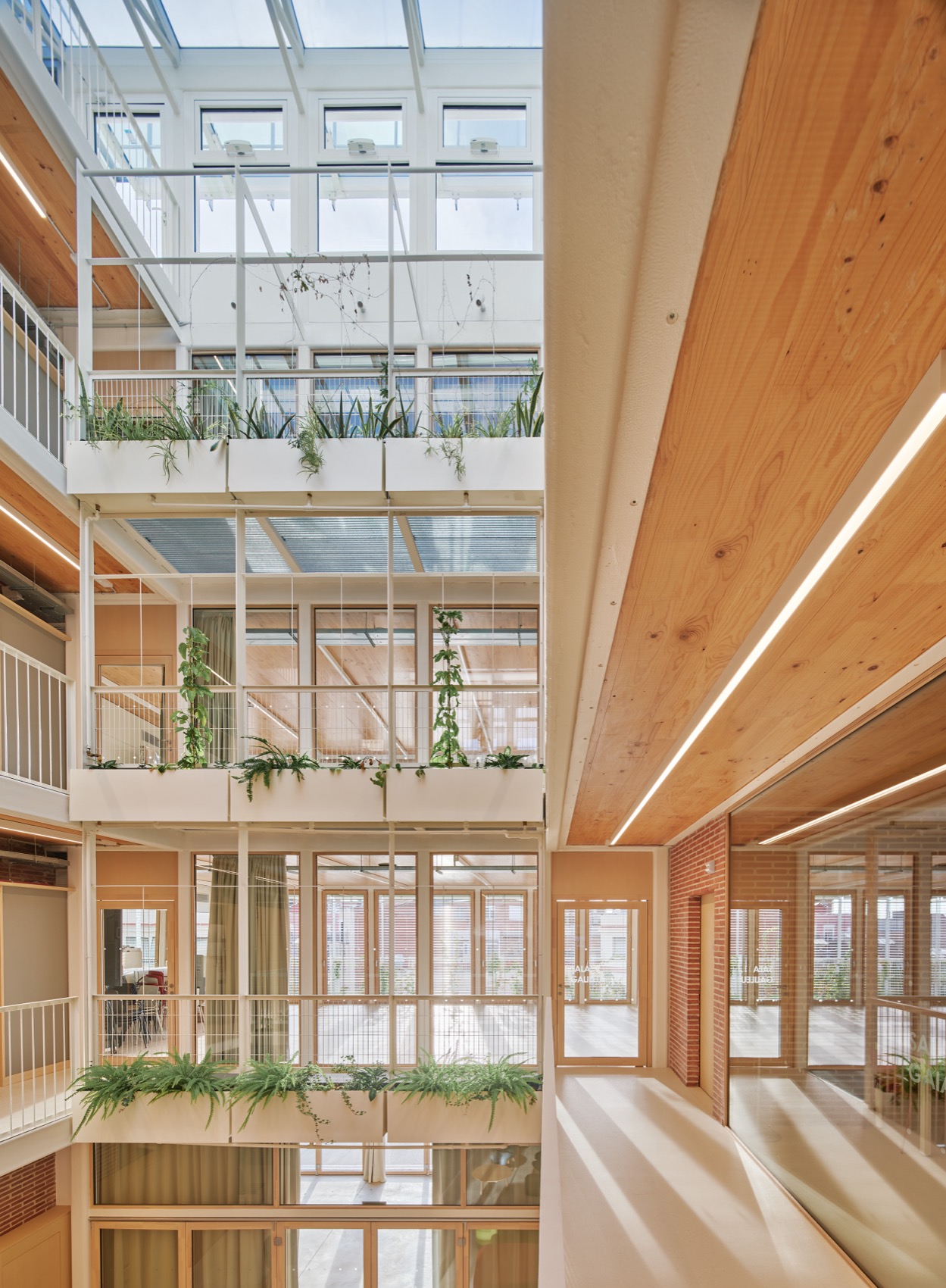 SANTS SOCIAL CENTRE by Laos Arquitectura + Mercè Zazurca Codolà + César ...