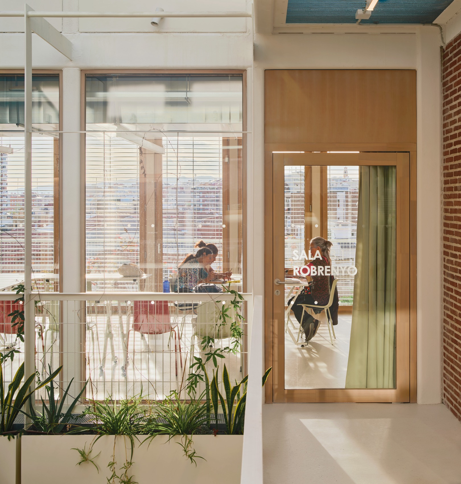SANTS SOCIAL CENTRE by Laos Arquitectura + Mercè Zazurca Codolà + César ...