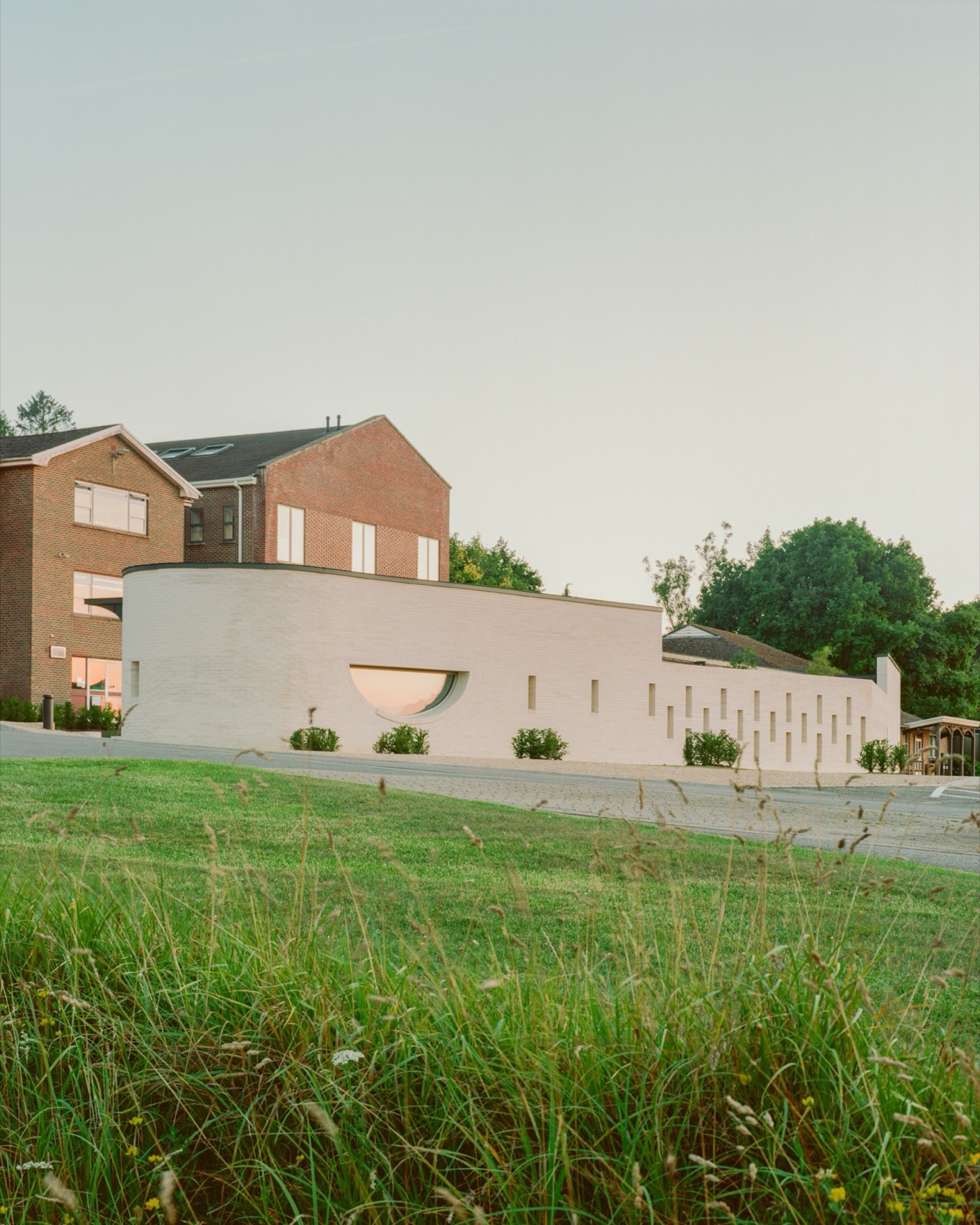 梅菲尔德圣拉斐尔健康与福祉中心，英国 / Adam Richards Architects - 谷德设计网
